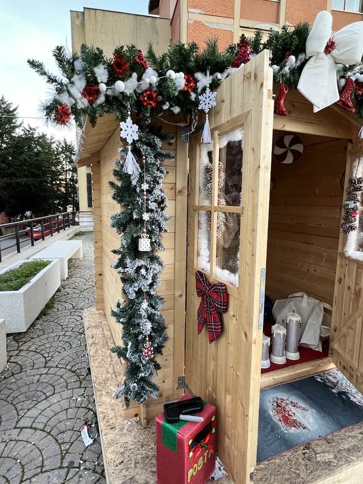 San Cataldo. Vandalizzata casa di Babbo Natale, ma gli amministratori ... San Cataldo. Vandalizzata casa di Babbo Natale, ma gli amministratori ...