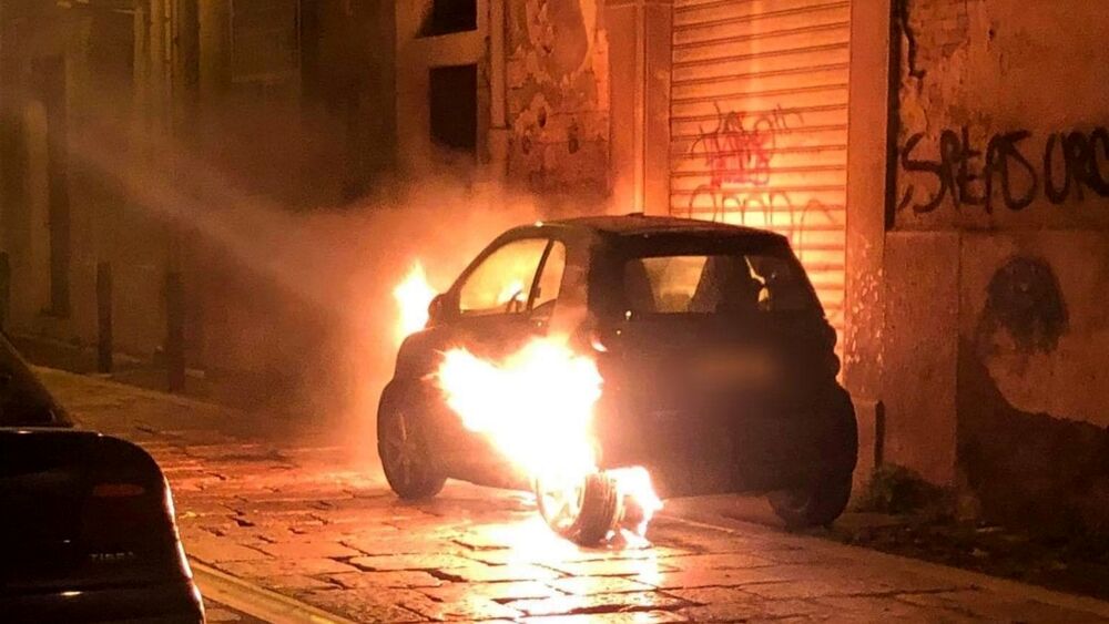 Litiga con la fidanzata e dà fuoco all'auto della suocera, poi si pente e chiama il 112 - il ...