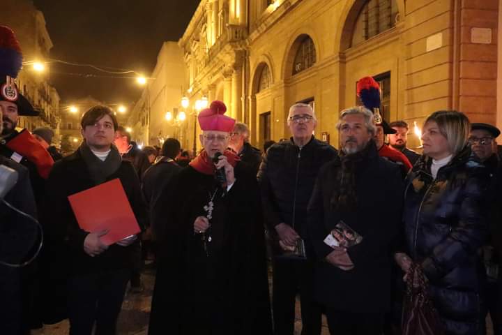 Caltanissetta torna a pregare in piazza con la Via Crucis e ... Caltanissetta torna a pregare in piazza con la Via Crucis e ...