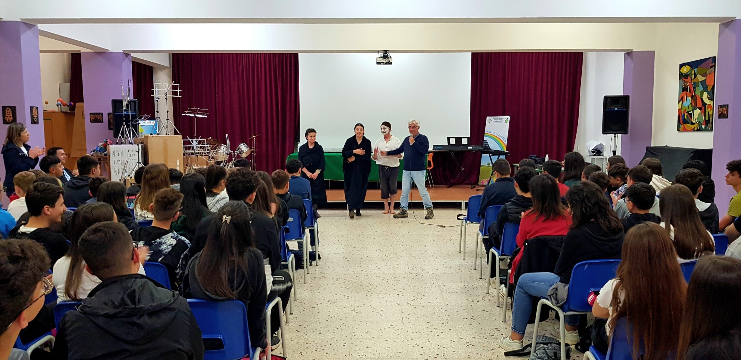 Le attrici, il mimo e il prof. Angelo La Rosa alla Carducci - plesso ...