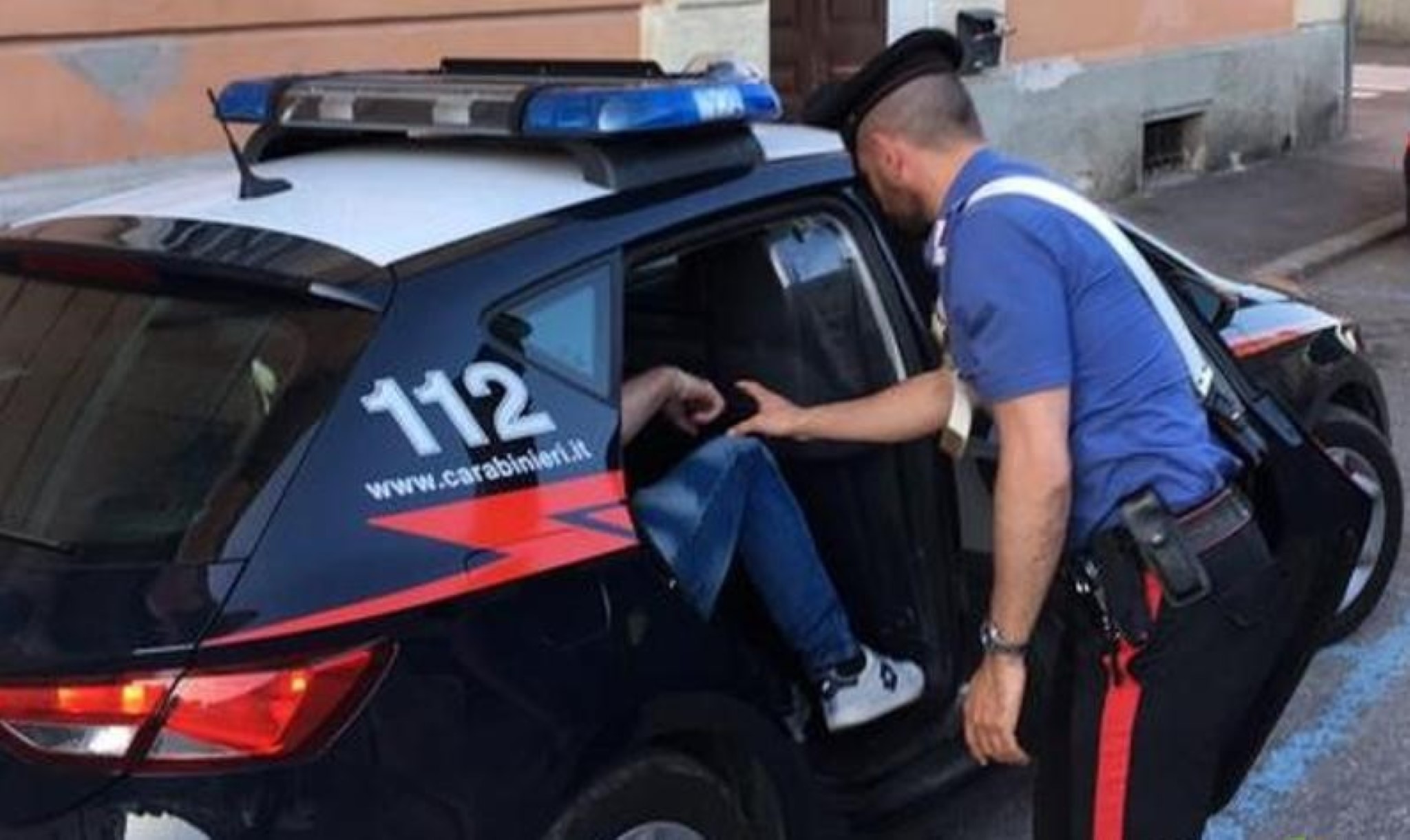 Pensionata 73enne molestata e palpeggiata: arrestato dai Carabinieri badante 28enne per violenza ...