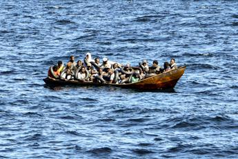 Migranti: in 100 su due gommoni soccorsi nella notte a Lampedusa - il ...