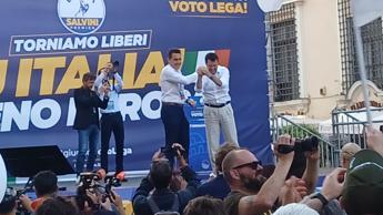 Vannacci sul palco con Salvini insiste: "Il dado è tratto, fate una ...
