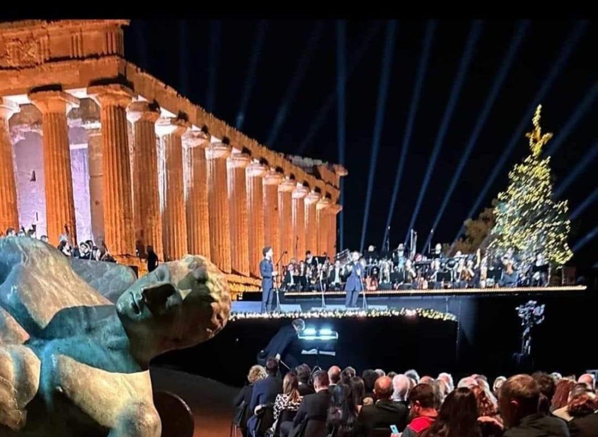 Il Volo infiamma il pubblico di Agrigento e spegne le polemiche. Nella ... Il Volo infiamma il pubblico di Agrigento e spegne le polemiche. Nella ...